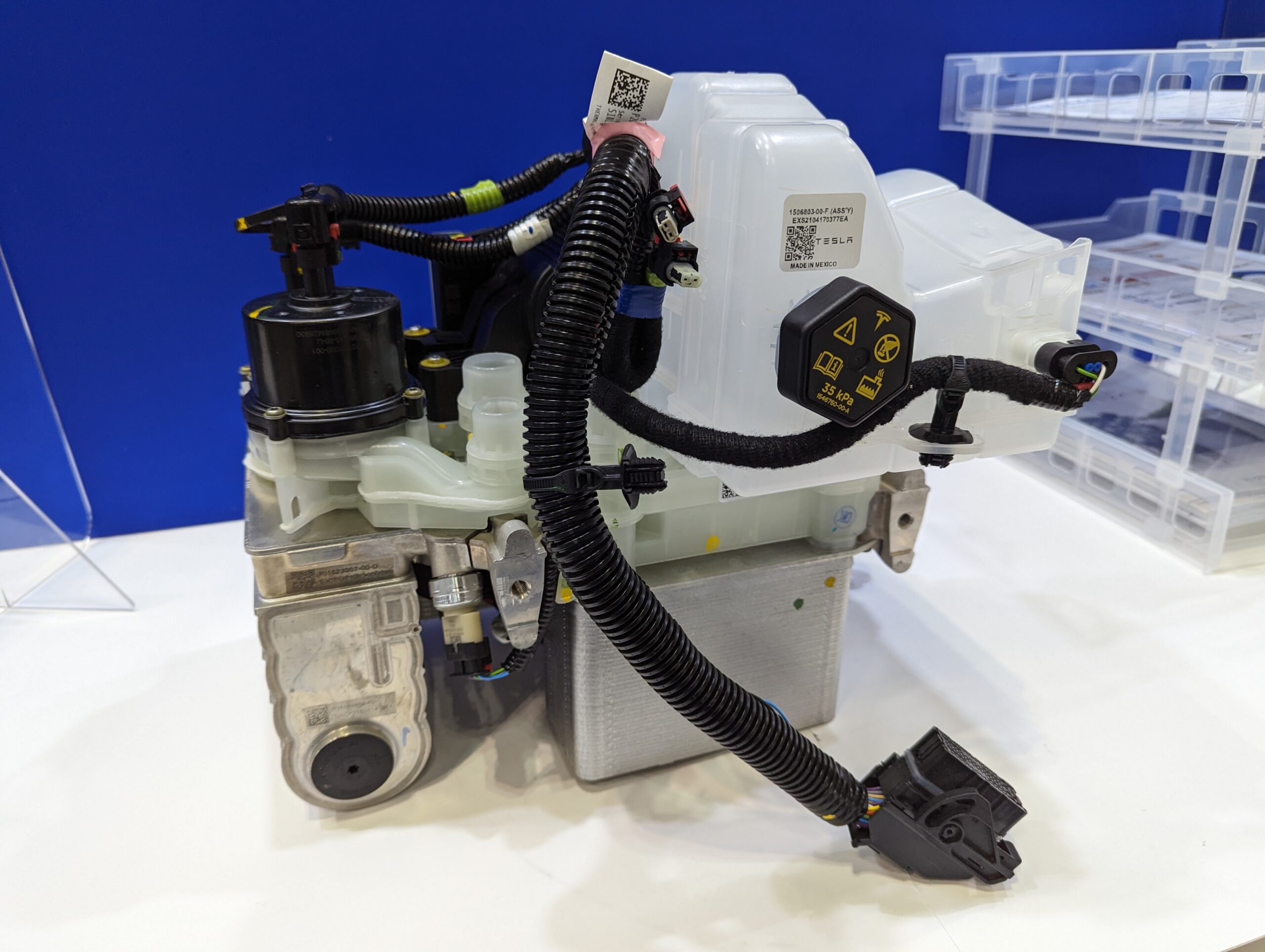 日本初!? テスラモデルYのオクトバルブを展示販売！ - ELECTRICLIFE - エレクトリック・ライフ！
