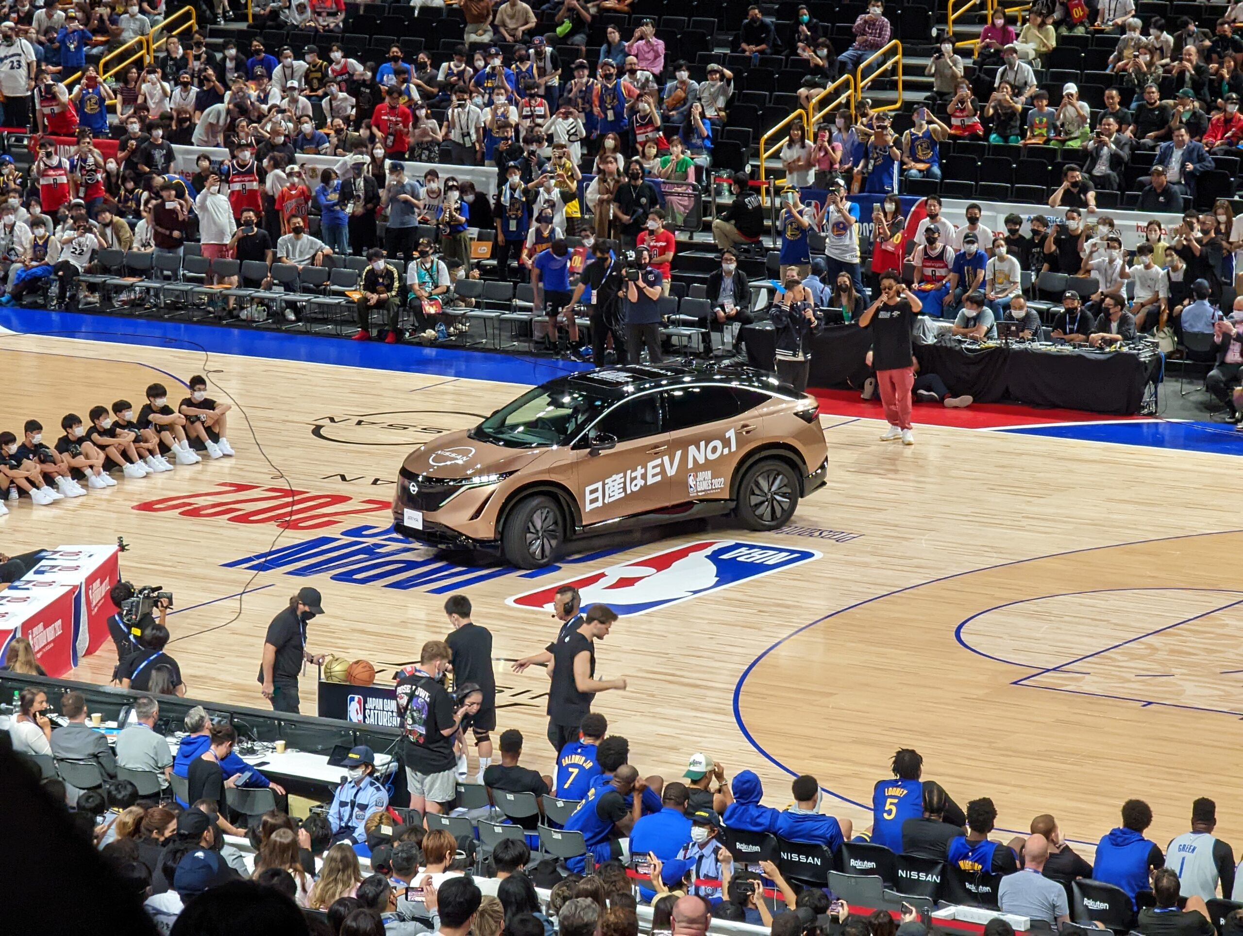 NBAコートに日産アリアや自動運転モップが登場！ - ELECTRICLIFE - エレクトリック・ライフ！